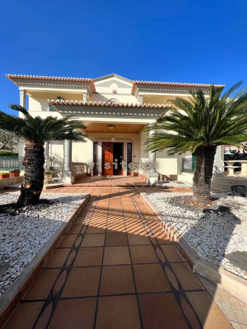 Moradia independente à venda em Urb. Vale Pedras, Correeira - Caliços ...